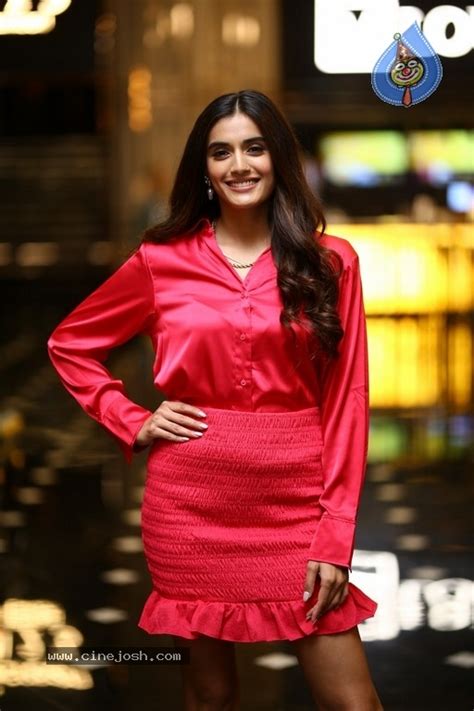 Divyansha Kaushik Photos Photo 7 Of 10