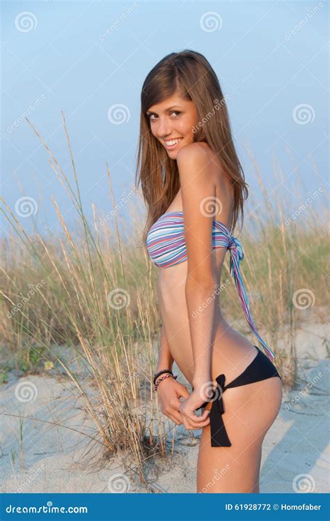 Reizendes Jugendlich Mit Dünnem Körper Auf Sand Stockfoto Bild Von