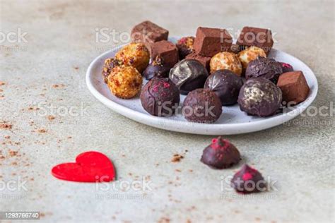 달콤한 수제 초콜릿 사탕과 트러플 가벼운 콘크리트 배경의 다양한 0명에 대한 스톡 사진 및 기타 이미지 0명 가루로 빻은 갈색 Istock
