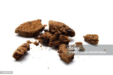초콜릿 칩맛쿠키 바삭바삭한 맛있는 달콤한 식사와 흰색 배경에 고립 된 유용한 비스킷의 일부 깨진 부스러기 0명에 대한 스톡 사진