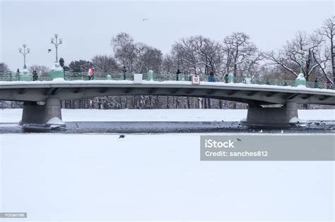 3 번 브릿지 겨울 풍경입니다 강 그레이트 네 브 카 문화와 휴식의 중앙 공원 키로프 Sm 0명에 대한 스톡 사진 및 기타 이미지 Istock