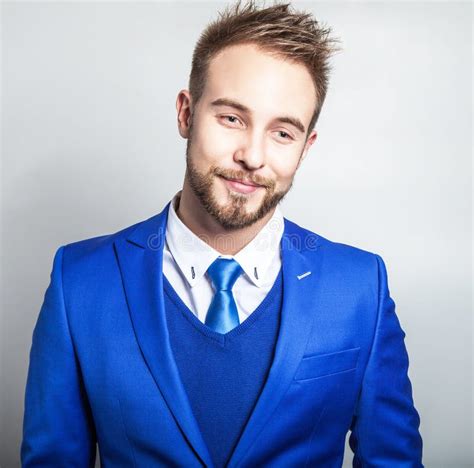 Элегантный And дружелюбный молодой красивый человек в костюме Портрет моды студии Стоковое Фото