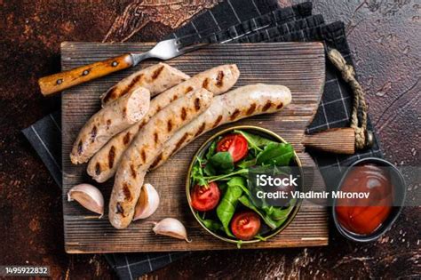 Bbq 튀긴 돼지 고기 소시지는 나무 보드에 채소와 함께 제공됩니다 어두운 배경 상위 뷰 건강한 식생활에 대한 스톡 사진 및 기타 이미지 Istock