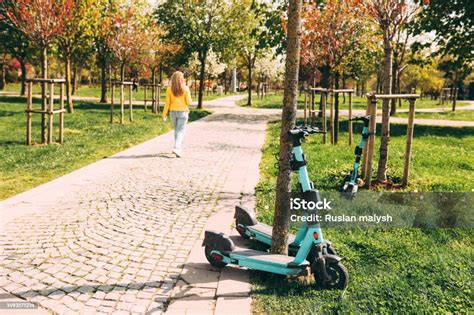 비즈니스 지구 근처 광장에 전기 스쿠터를 주차할 수 있습니다 도시 전기 스쿠터 대여 서비스 킥 공유 스쿠터가 불규칙하게 서 있습니다 이스탄불 터키 2022년 5월 22일