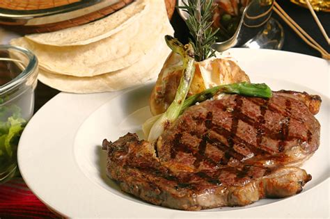 스트립 스테이크 구이 Cambray 양파를 동반 하 고 감자를 구운 스트립 스테이크는 암소에서 짧은 허리 고기에서 소고기 스테이크의 커트 이다 0명에 대한 스톡 사진 및