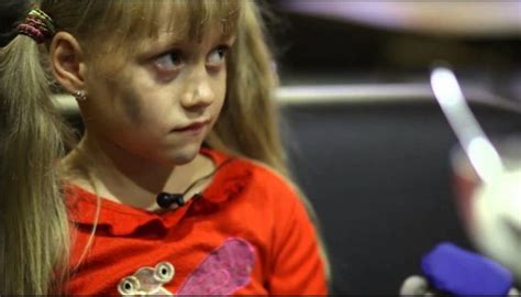 Зустрівши у дворі блакитнооку дівчинку я погодилася дати притулок їй А незабаром я дізналася