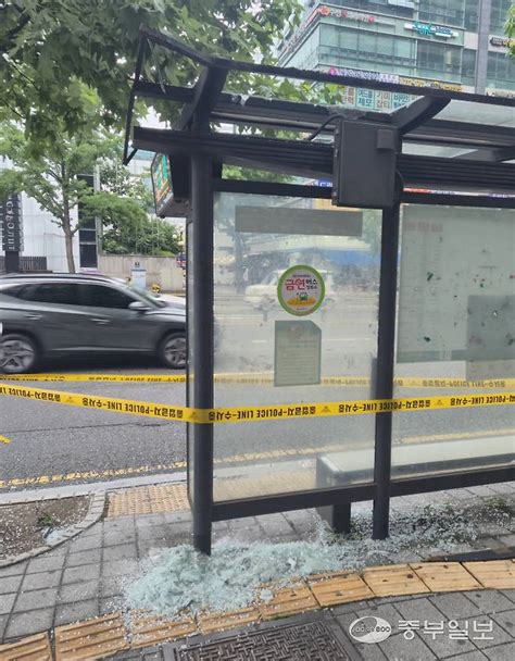수원 인계동서 탑차가 버스 정류장 추돌천장 유리 ‘와장창
