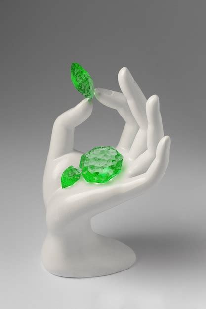 손에 들고 있는 반짝이는 보석의 모습 무료 사진