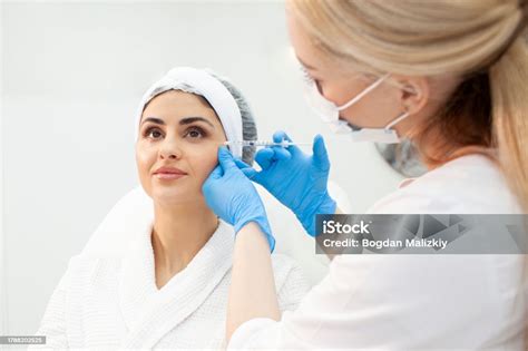 미용 클리닉의 메조 테라피 절차 피부과 의사가 주사기로 환자의 주사를 만듭니다 20 24세에 대한 스톡 사진 및 기타 이미지 20 24세 2명 30 34세 Istock