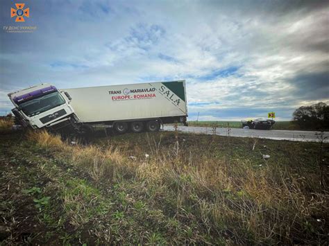 Смертельна автотроща поблизу Хмельницького зіткнулися фура і легковик