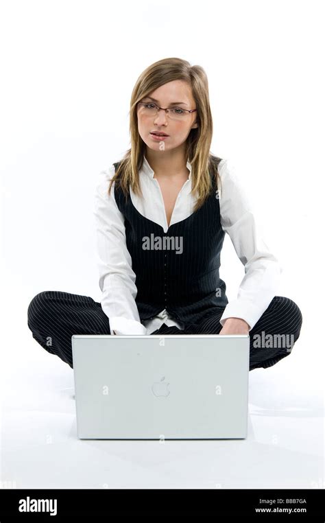 Une Jeune Secrétaire Woman With Laptop Effectuent Un Travail Sur Le Sol