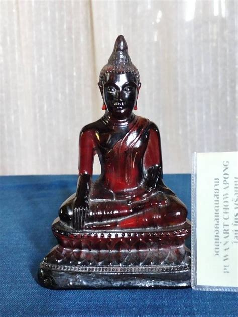 พระแก้วหล่อยุครัตนะ สีแดง ปางมารวิชัย หน้าตัก3 5นิ้ว สูง6 5นิ้ว มีซ่อมที่ฐานกับพระเกศมาลา Ennxo