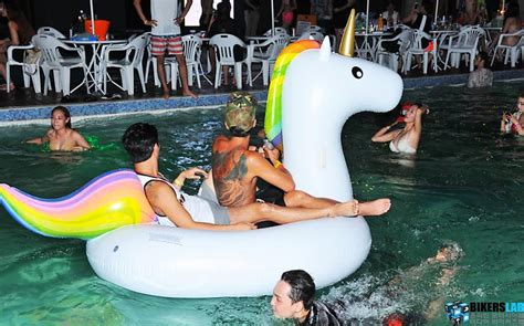 한여름 밤의 열정 할리데이비슨 다크커스텀 풀 파티 바이커즈랩