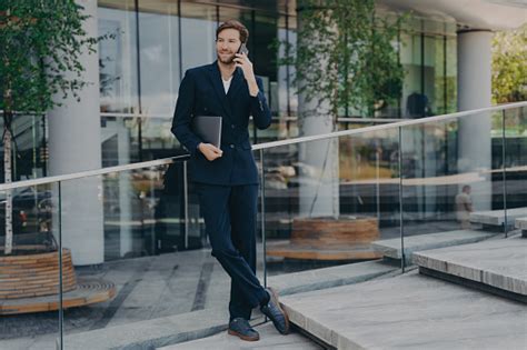 공식적인 옷을 입은 우아한 사업가의 전체 길이 샷에는 전화 대화가 있습니다 35 39세에 대한 스톡 사진 및 기타 이미지 35 39세 건물 외관 검은색 Istock
