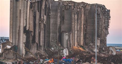 갈라진 건설 건축 경제 기념물 도시의 쇠퇴 랜드마크 레바논 무너진 건물 백인의 외관 베이루트 베이루트 주 부서진 사일로 산산조각이 난 산업의