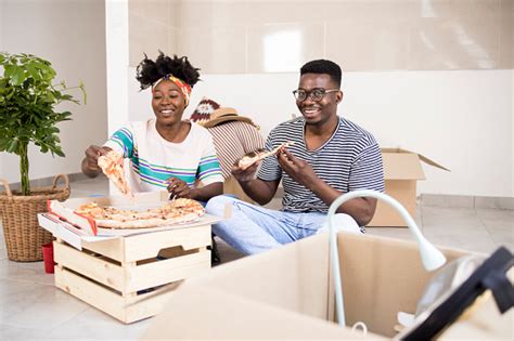 행복 한 아프로 커플 피자를 먹고 이동 하는 동안 휴식을 복용 20 24세에 대한 스톡 사진 및 기타 이미지 20 24세 25 29세 2명 Istock