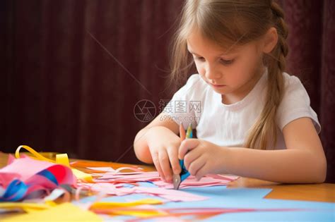 做手工的女孩高清图片下载 正版图片600293092 摄图网