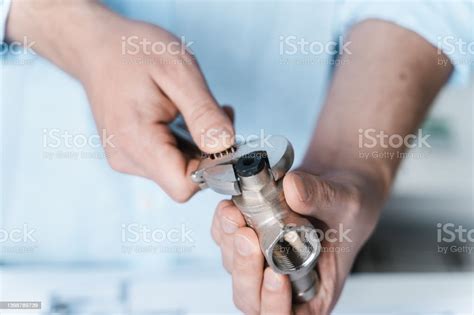 집에서 배관 프로젝트 그림 도표 아파트 건물의 물 공급 계획 집에서 수리를하는 남자 수리공 장치 부속품 호스 탭 조정가능한 렌치 압력 감속기 테이프 측정 3차원 형태에 대한