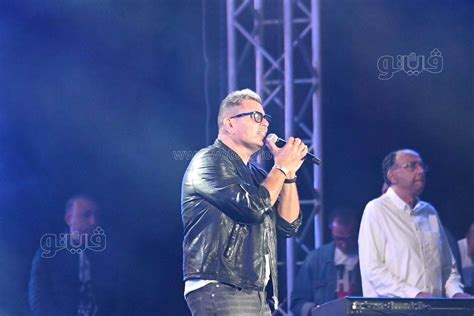 عمرو دياب يداعب جمهوره بالجامعة الأمريكية بعد طلبهم عددا كبيرا من