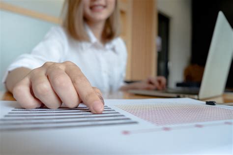 비즈니스 우먼 투자 그래프 분석 및 회의실에서 계획 논의 투자 개념 개념에 대한 스톡 사진 및 기타 이미지 개념 개념과