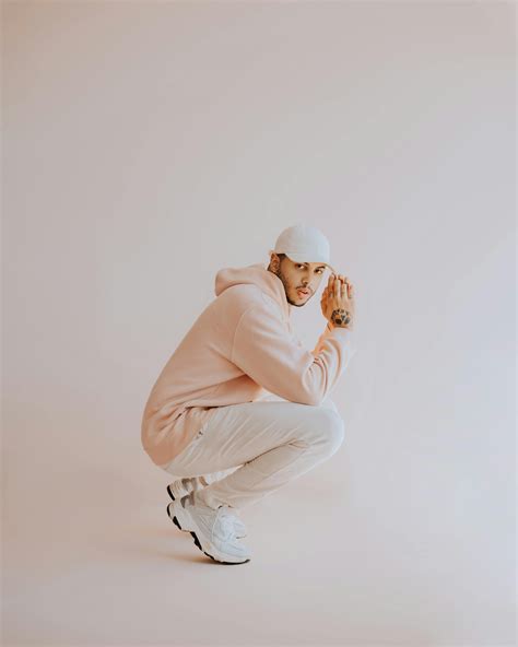 Crouching Poses Photos Download The Best Free Crouching Poses Stock