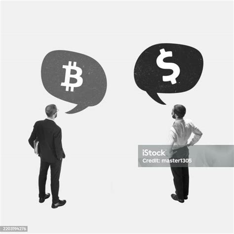 금융 토론 투자 선택을 상징하는 비트 코인과 달러 기호를 표시하는 말풍선을 가진 두 명의 사업가 2명에 대한 스톡 사진 및 기타 이미지 Istock