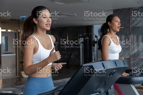 팔과 어깨 근육을 위해 체육관에서 멀티 스테이션에서 운동하는 스포티 한 아시아 여성 콘도에서 체육관에서 운동하는 피트니스 20 24세에 대한 스톡 사진 및 기타 이미지