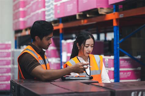 창고 작업자와 관리자는 상품이 선반으로 가득 찬 소매 창고의 디지털 태블릿 컴퓨터로 재고 및 재고를 확인합니다 물류 유통 센터에서 일합니다 25 29세에 대한 스톡 사진 및