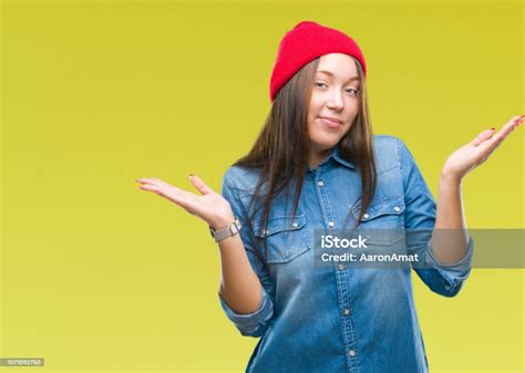 젊은 백인 아름 다운 여자에 모직 모자를 쓰고 팔 및 손에 발생 배경 우 둔 하 고 혼란 스 러 워 식 고립 의심 개념입니다 갈색 머리에 대한 스톡 사진 및 기타 이미지