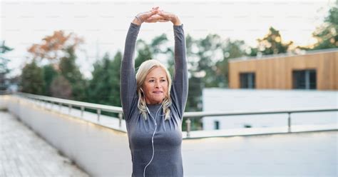 야외에서 운동을 하고 스트레칭을 하는 시니어 여성의 정면 사진 Unsplash의 슬로바키아 이미지