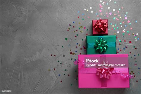 선물 상자와 회색 배경에 반짝이는 색종이 평평하게 누워 있습니다 텍스트를 위한 공간 0명에 대한 스톡 사진 및 기타 이미지 0명 계절 공휴일 Istock