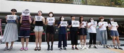 내 몸은 음란물 아니다강남 한복판 상의탈의 여성권 시위 유머움짤이슈 에펨코리아
