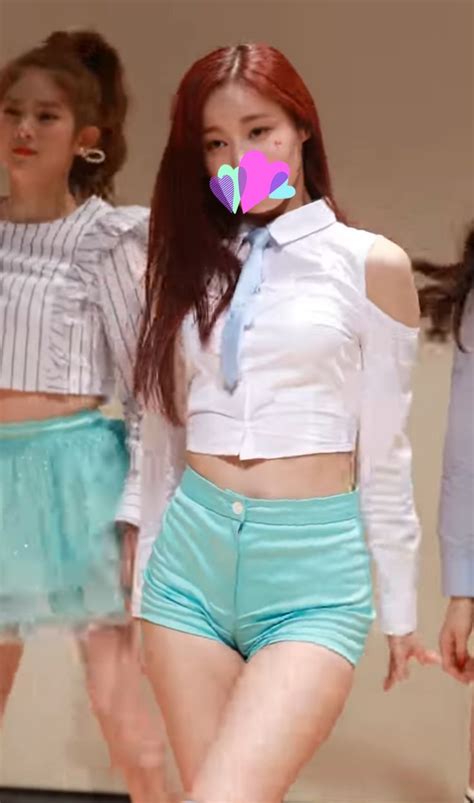 모모랜드 연우 순간 포착 핫팬츠 스키니진 청바지 몸매 예쁜 한국 여자 핫팬츠 아름다운 아시아 소녀