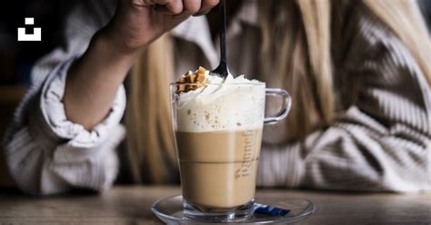 갈색 액체가 든 투명한 유리 머그잔을 들고 있는 사람 사진 Unsplash의 무료 마시다 이미지