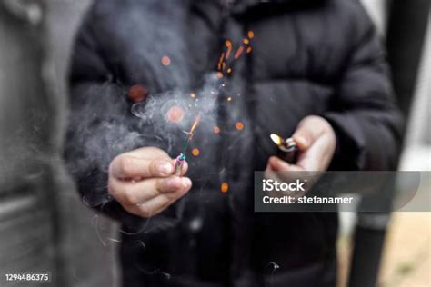 손에 폭죽 불타는 페타드를 손에 들고 있는 소년 불꽃과 야외 연기로 화상 불꽃 놀이와 아이 폭죽과 손에 라이터 12월에 대한 스톡 사진 및 기타 이미지 Istock