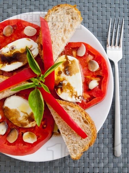 Салата с домати чесън и сирене моцарела