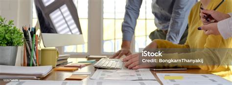 작업 공간에서 프로젝트에 대한 Ui 개발자 팀 컨설팅의 측면 보기 개념에 대한 스톡 사진 및 기타 이미지 개념 개념과 주제