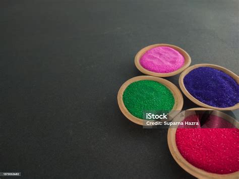 인도 색채 축제를 계기로 점토 냄비에 홀리를 위한 다채로운 파우더 검은 배경에 대한 행복한 홀리 테마 샷 0명에 대한 스톡 사진 및 기타 이미지 Istock