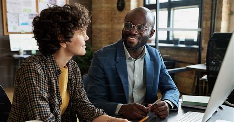 안경을 쓴 아프리카 사업가가 테이블에서 프로젝트를 진행하는 동안 대화 중에 동료에게 미소를 짓고 있다 사진 Unsplash의 비즈니스 캐주얼 이미지