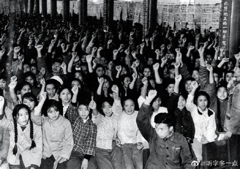 朱韵和 On Twitter 听字多一点 1966年8月 在批判会上举起手臂高呼口号的参会者们 注：当时这种会的开始中途结尾一般都会有