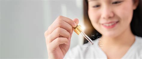 보습제와 자외선 차단제를 위한 제품 세럼 보틀을 들고 있는 스마일 아시아 여성 피부는 부드럽고 아름답습니다 건강관리와 의술에 대한 스톡 사진 및 기타 이미지 Istock