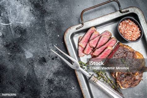 구운 와규 스트립로인 쇠고기 고기 스테이크 또는 강철 쟁반에 담긴 뉴욕 스테이크 검은 배경입니다 평면도 복사 공간 0명에 대한