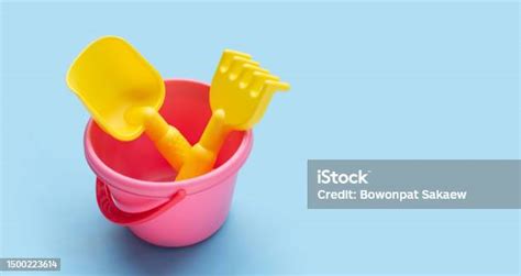 플라스틱 장난감 파란색 배경에 양동이에 삽 여름 배경 개념 갈퀴에 대한 스톡 사진 및 기타 이미지 갈퀴 모래 바다 Istock