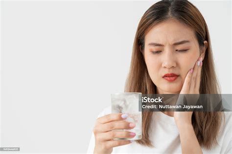 아시아 여성은 감기에 걸린 후 민감한 치아를 느끼고 여성은 치아를 앓고 충치 문제 치과 치료 치아 추출 충치 문제 구취 치은