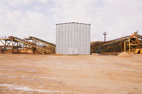모래 분쇄 된 돌과 자갈의 추출을위한 채석장 완제품의 보관을 위한 창고 강철에 대한 스톡 사진 및 기타 이미지 강철 갱도 건설 기계류 Istock