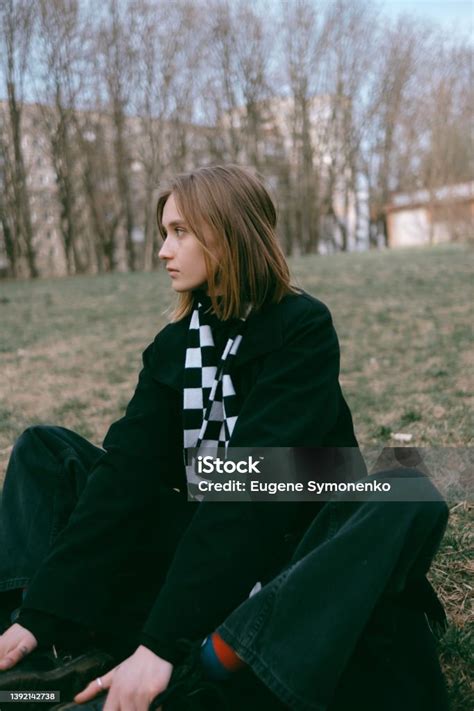 공원의 땅에 앉아있는 검은 코트를 입은 여성 공원에 대한 스톡 사진 및 기타 이미지 공원 귀여운 금발 머리 Istock