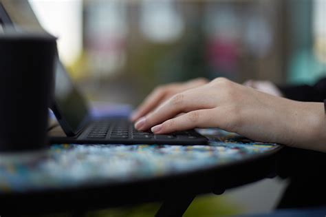 젊은 여성이 야외에서 현대 태블릿 Pc 키보드에 텍스트를 입력한다 길거리 카페에서 휴대용 컴퓨터 작업을 하는 여자 거리에 대한 스톡 사진 및 기타 이미지 Istock