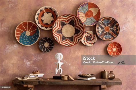 고리 버들 바구니 나무 벤치 및 우아한 개인 액세서리가있는 거실 내부의 세련된 민족 퇴비 아늑한 아파트 가정 장식 템플렛 Accessories Council에 대한 스톡