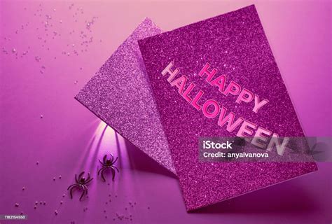 복사 공간 빛나는 종이 카드 아래에서 긴 그림자를 따라 크롤링 거미와 창조적 인 핑크 할로윈 배경 네온에 대한 스톡 사진 및