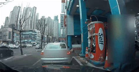 기름넣고 주유기 빼지 않은 채 출발한 차 자칫 주유소 날릴 뻔